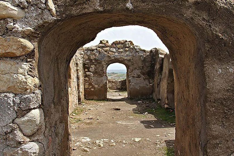The twin towers of Naderi Bandarloft Castle – Walking In Iran